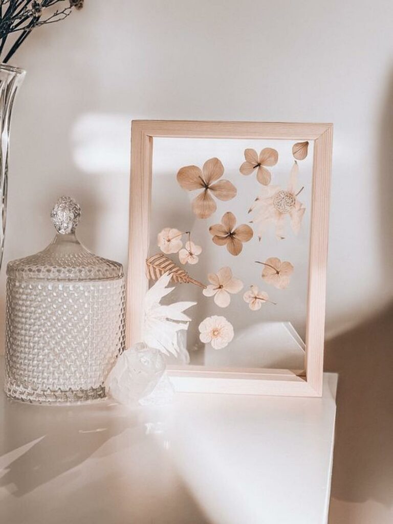 40 Refreshing Summer-Inspired Pressed Flower Frame Decor Ideas