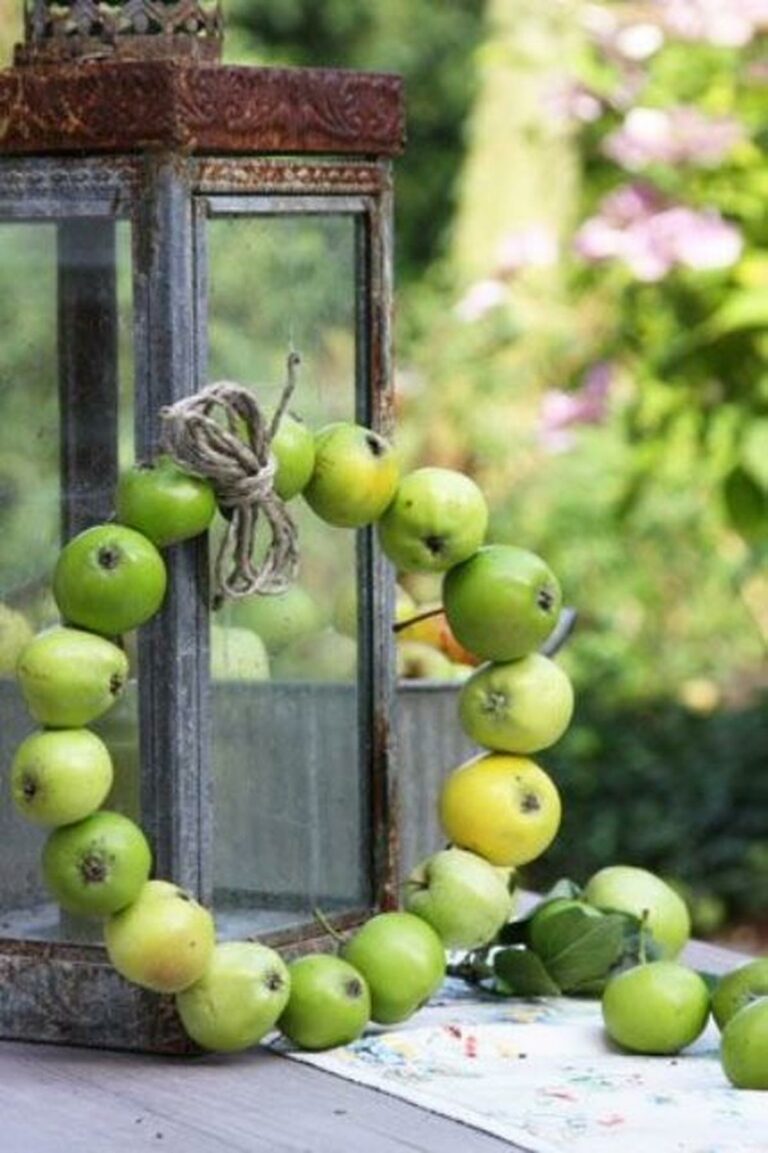 40 Adorable, Delicious Apple Wreaths For Fall Home Decor