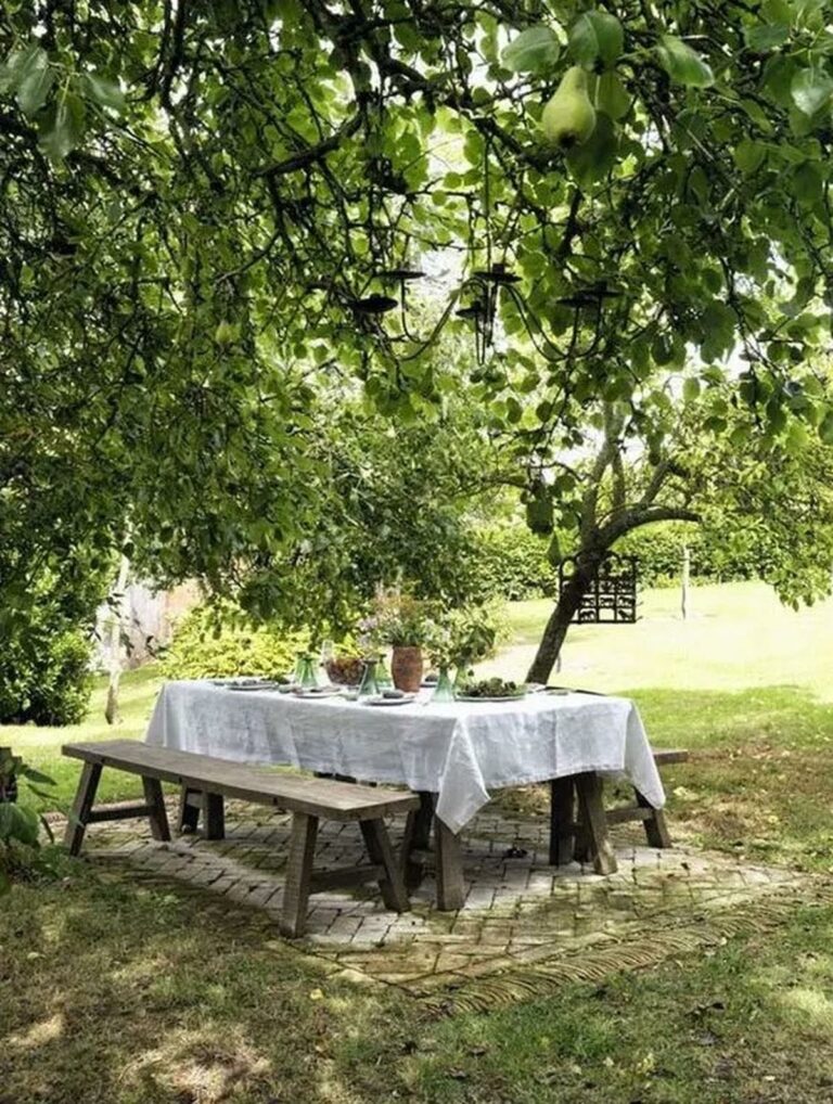 30 Charming Garden Dining Spaces with Scenic Flair