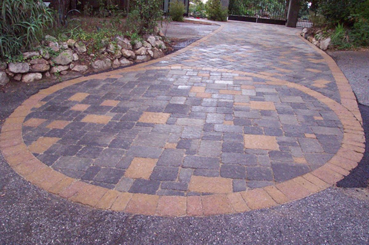 15 Exquisite Paving Stone Driveway Design Ideas
