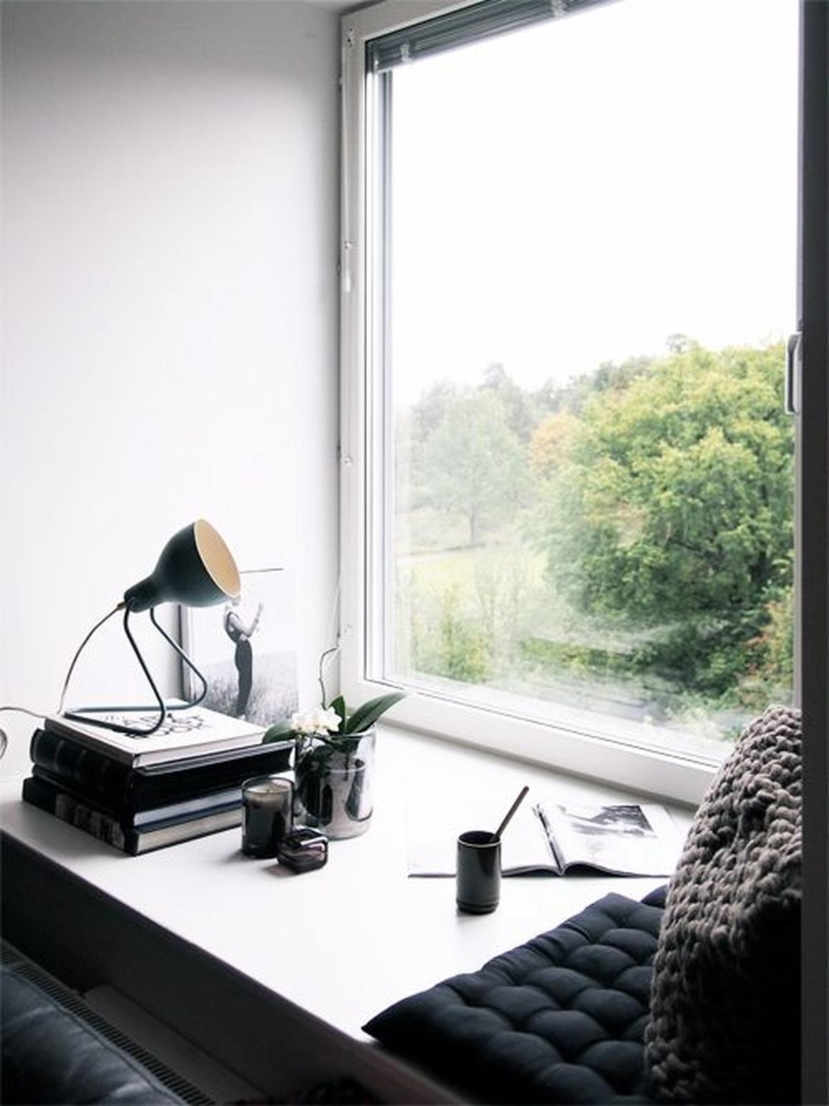 15 Dreamy Windowsill Daybeds & Seats for Restful Retreats