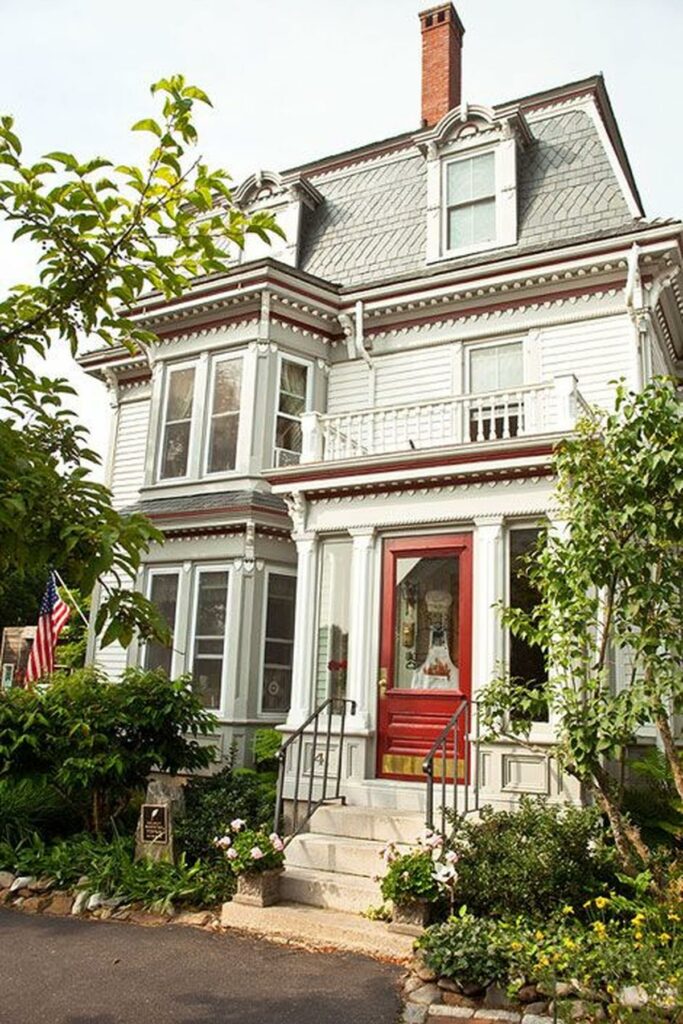 25 Magnificent Mansard Roofs With Pros And Cons