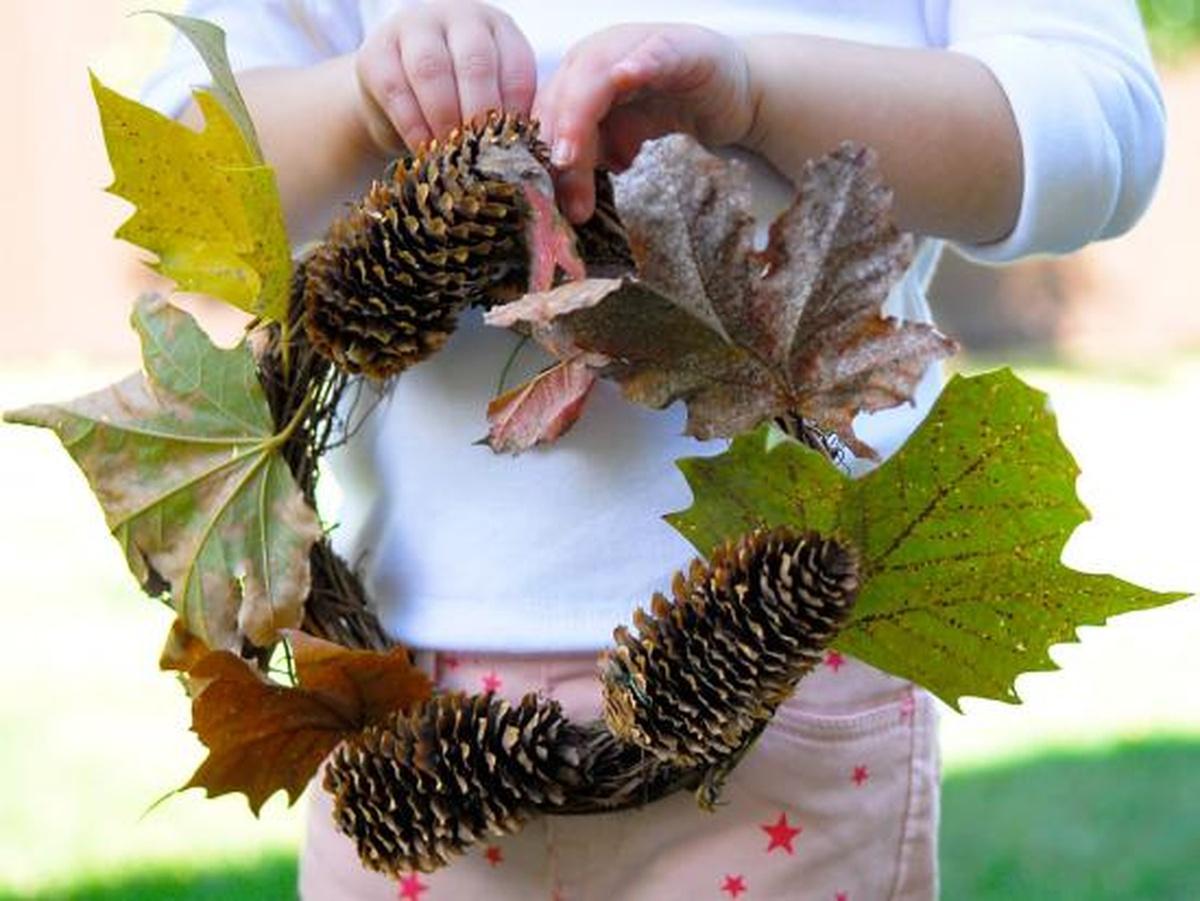 10 Easy DIY Fall Pinecone Wreaths to Adorn Your Door