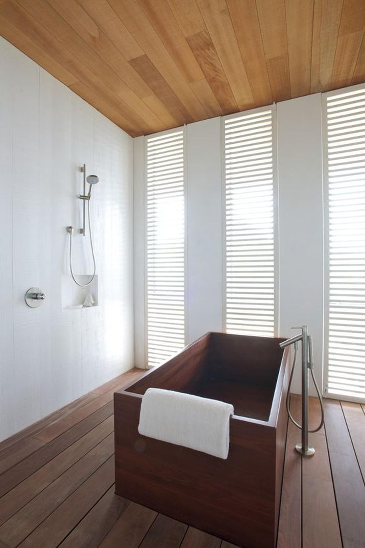 15 Gorgeous Wooden Bathtub Designs to Transform Your Bathroom