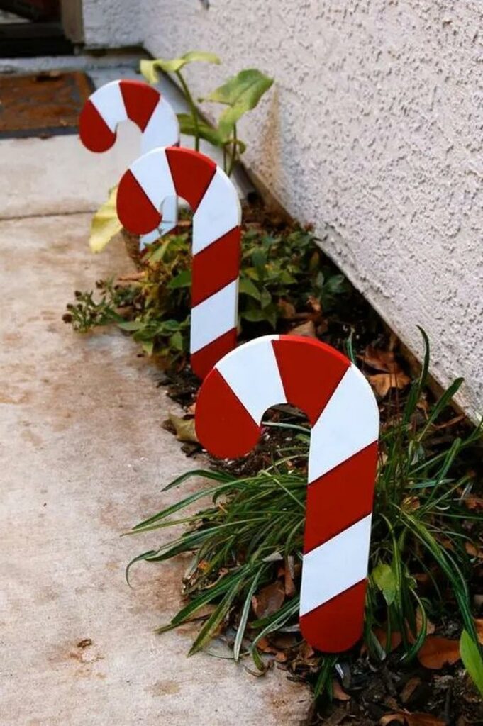 31 Festive Candy Cane Christmas Decor Ideas to Try