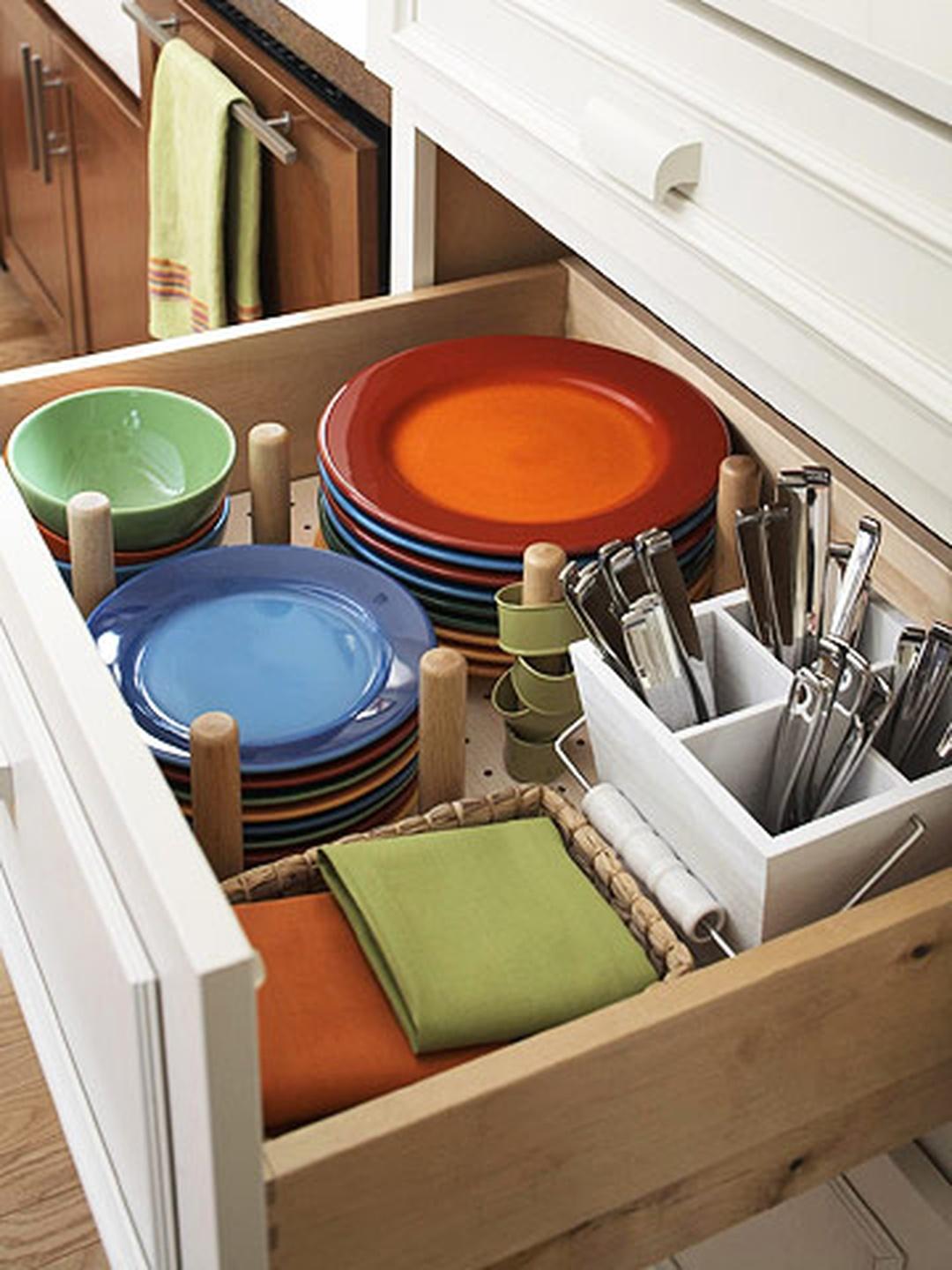 15 Clever Plate Storage Ideas for Tidy Kitchen Spaces