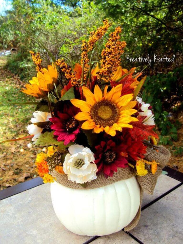 26 Charming Pumpkin Centerpiece Ideas to Adorn Your Holiday Table