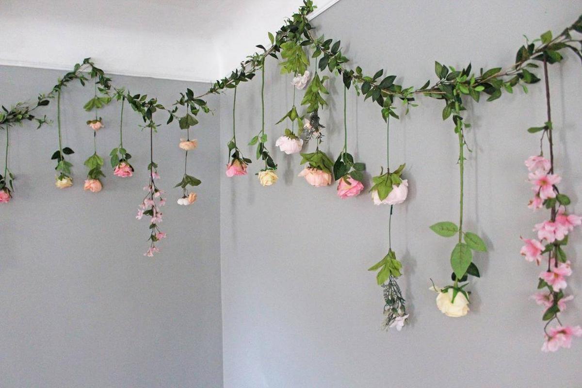 33 Stunning Flower Garland Ideas for Bedroom - Architectural Foundation