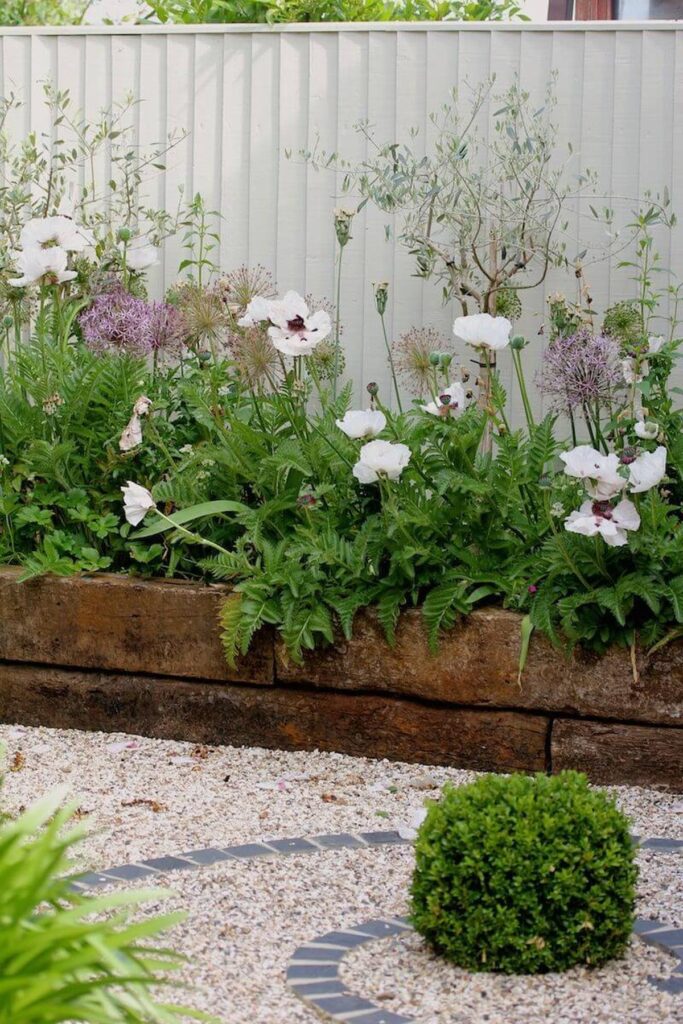 30 Creative Lawn Edging Ideas: Edge Out the Ordinary