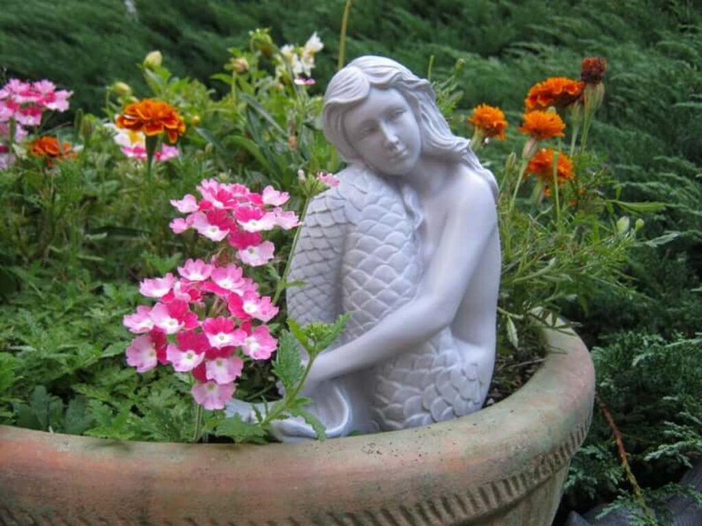 25 Eye-Catching Concrete Garden Sculptures