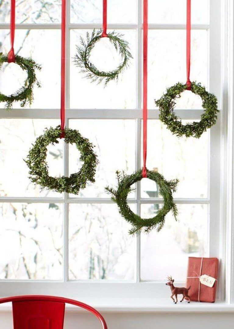 17 Creative Christmas Window Decor for a Festive Look