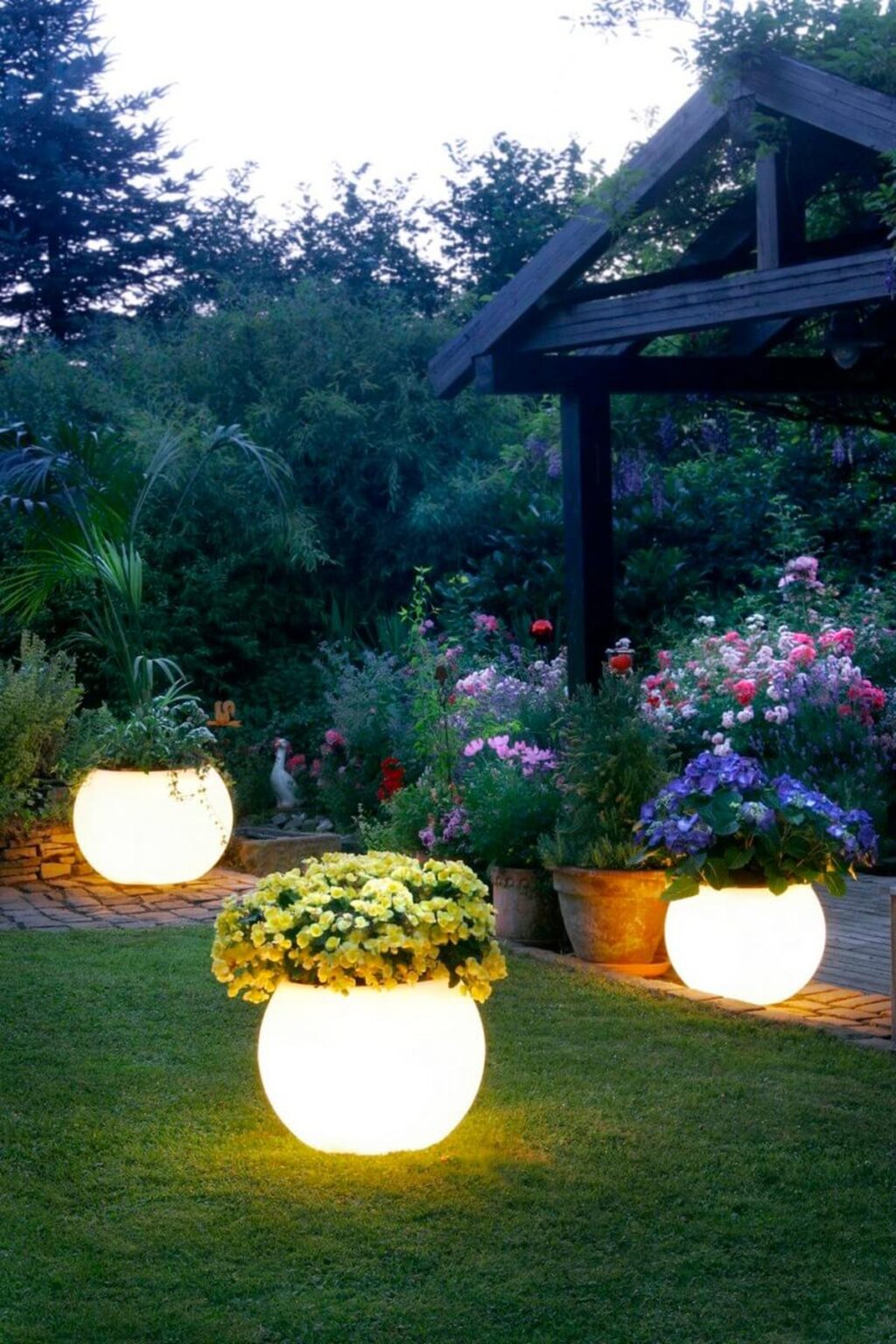 31 Landscape Lighting Designs to Illuminate Your Outdoor Haven