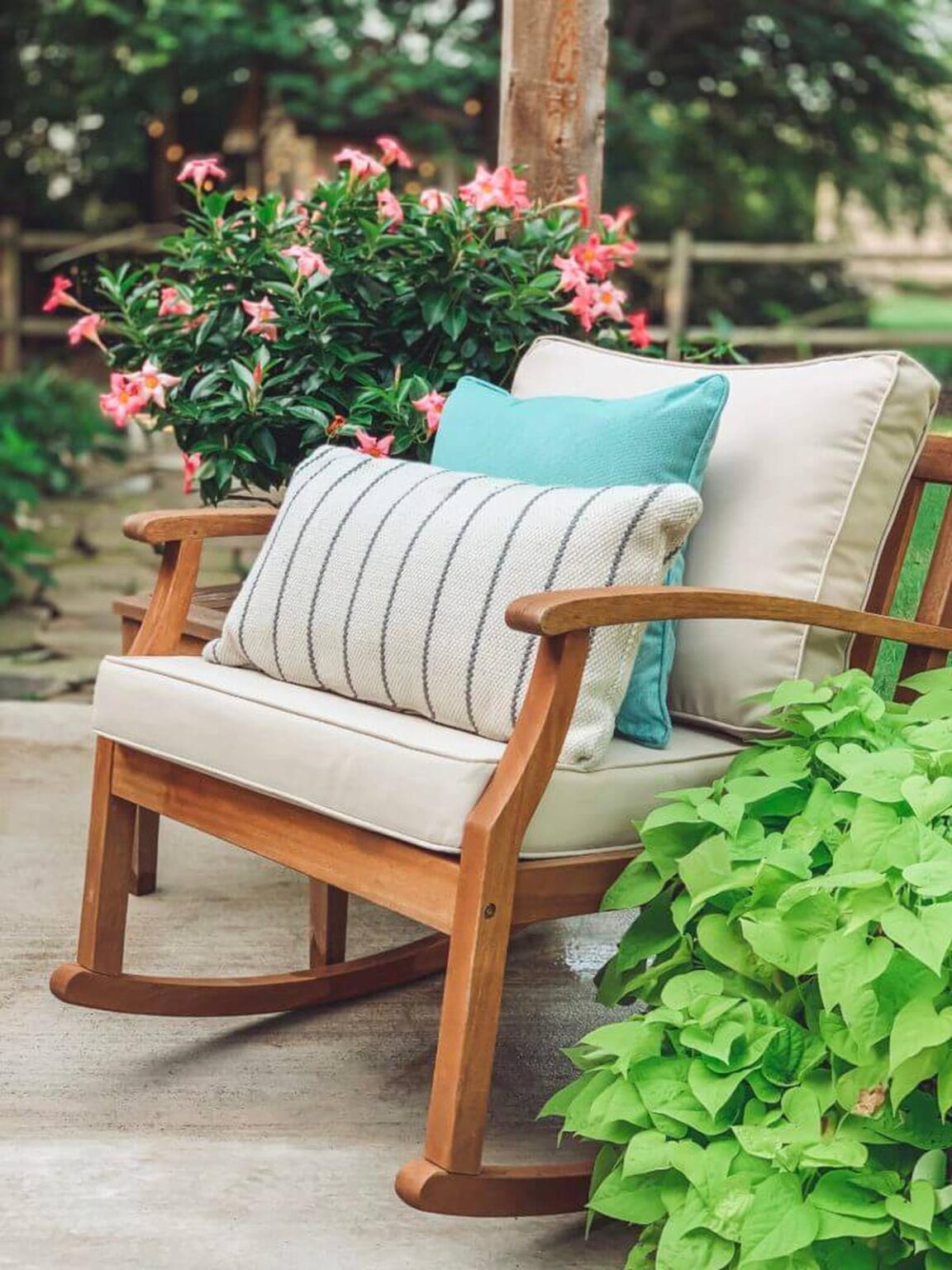 24 Cozy Outdoor Seating Ideas to Revamp Your Space