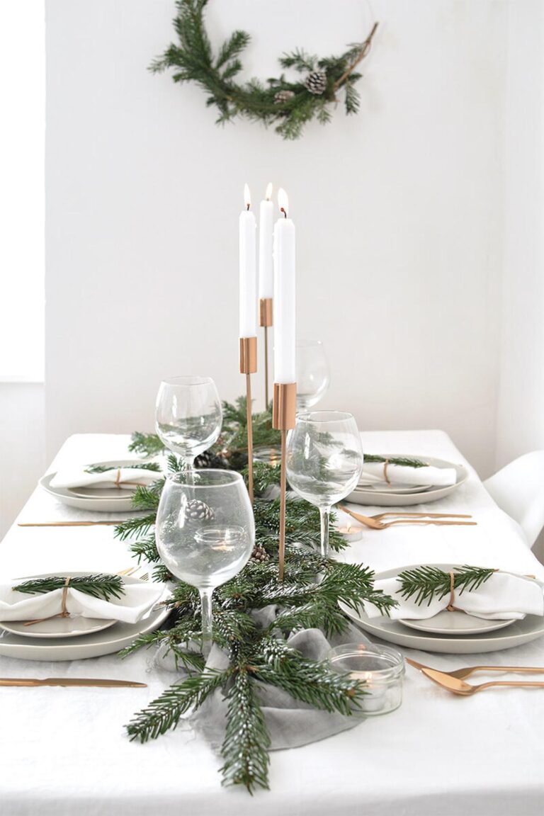 14 Gorgeous Christmas Table Themes to Inspire
