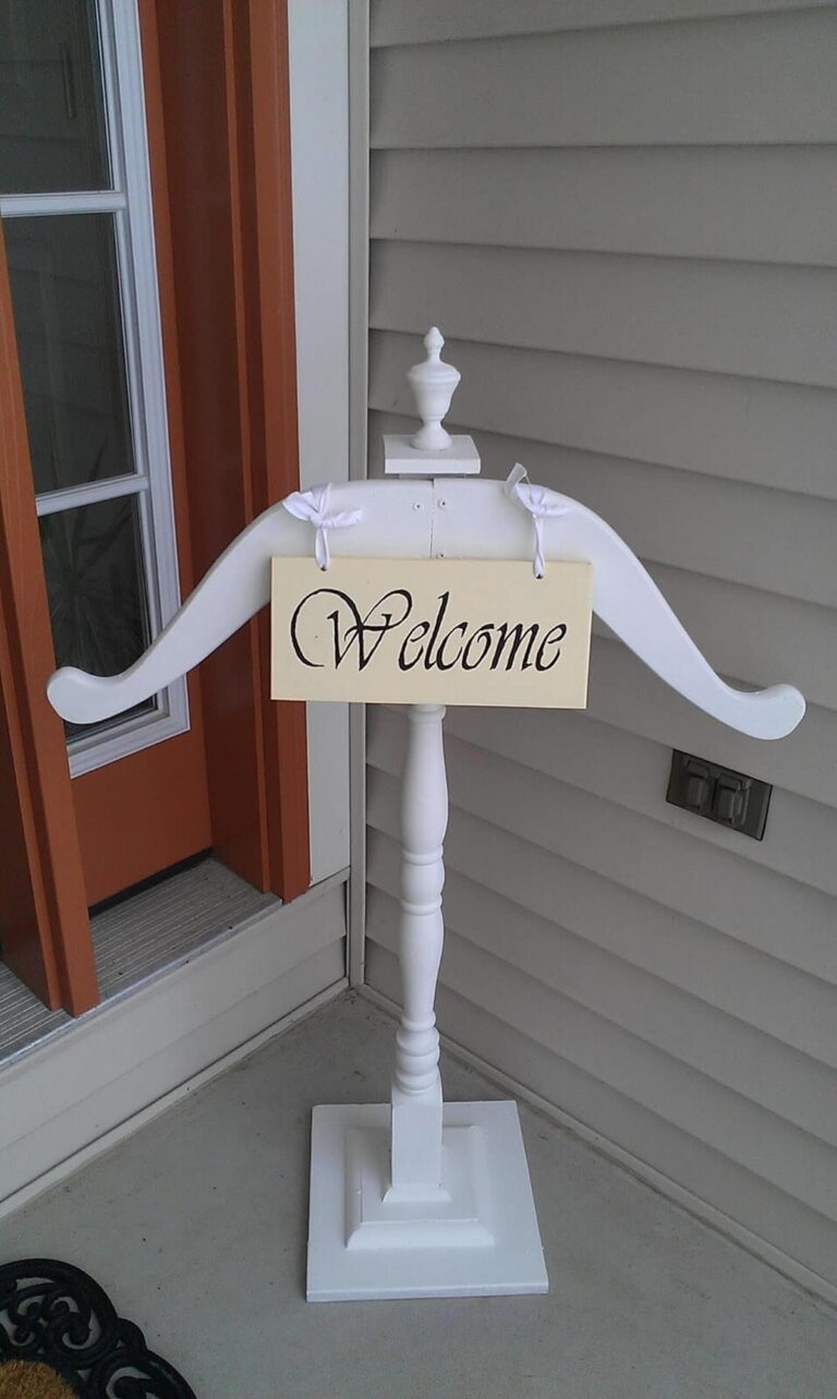 43 Welcoming Front Porch Posts to Delight Your Visitors