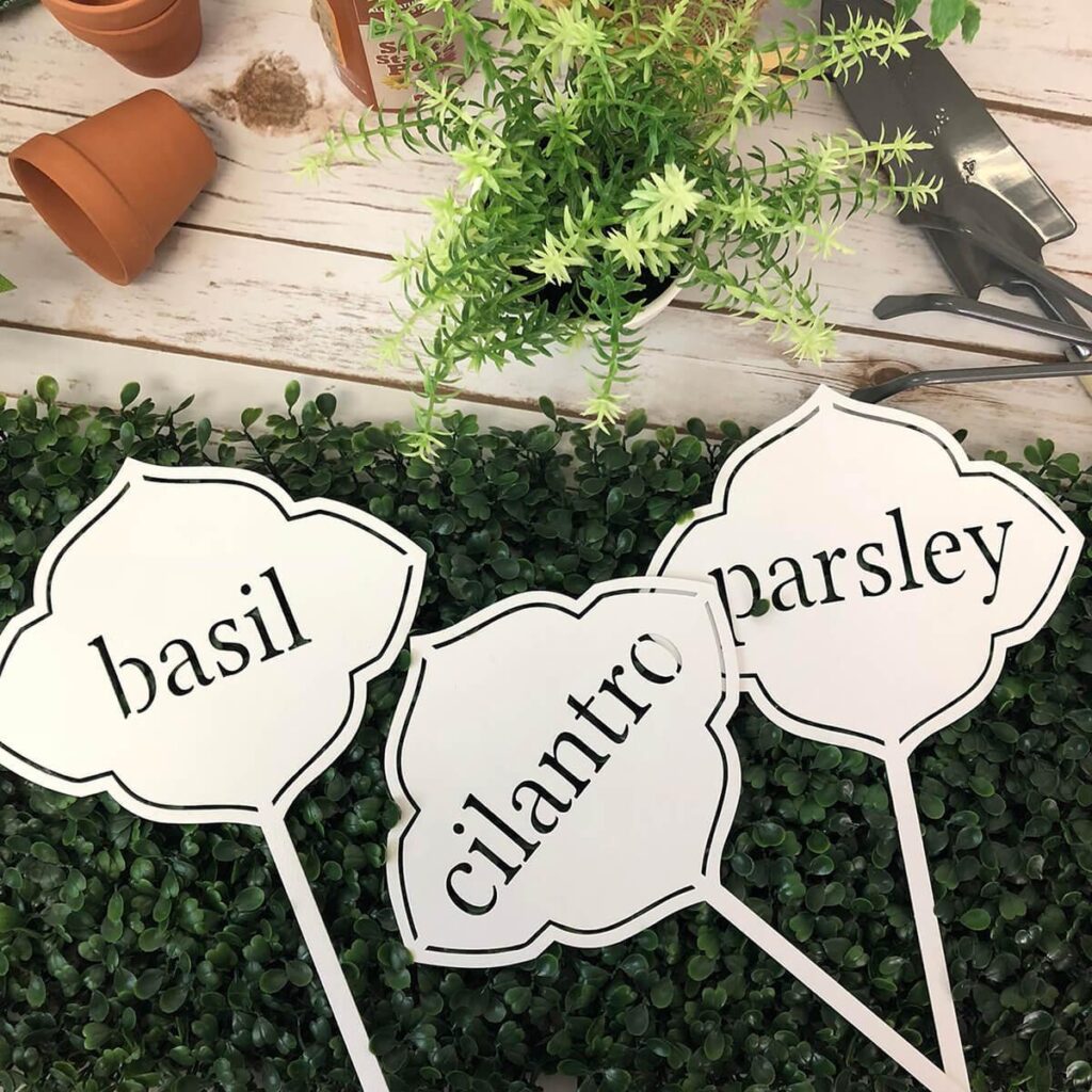 38 Charming Garden Signs to Personalize Your Green Space