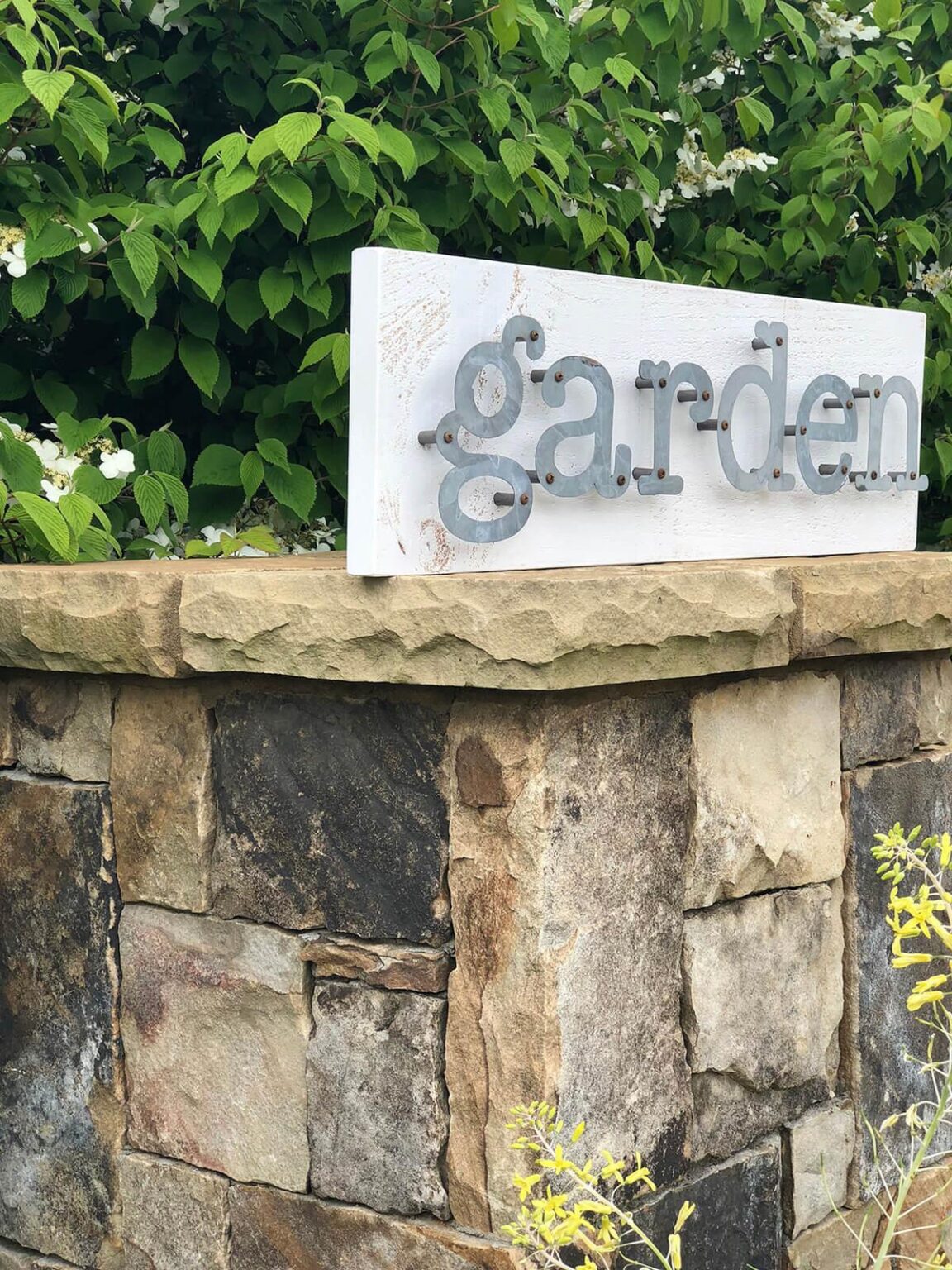 38 Charming Garden Signs to Personalize Your Green Space