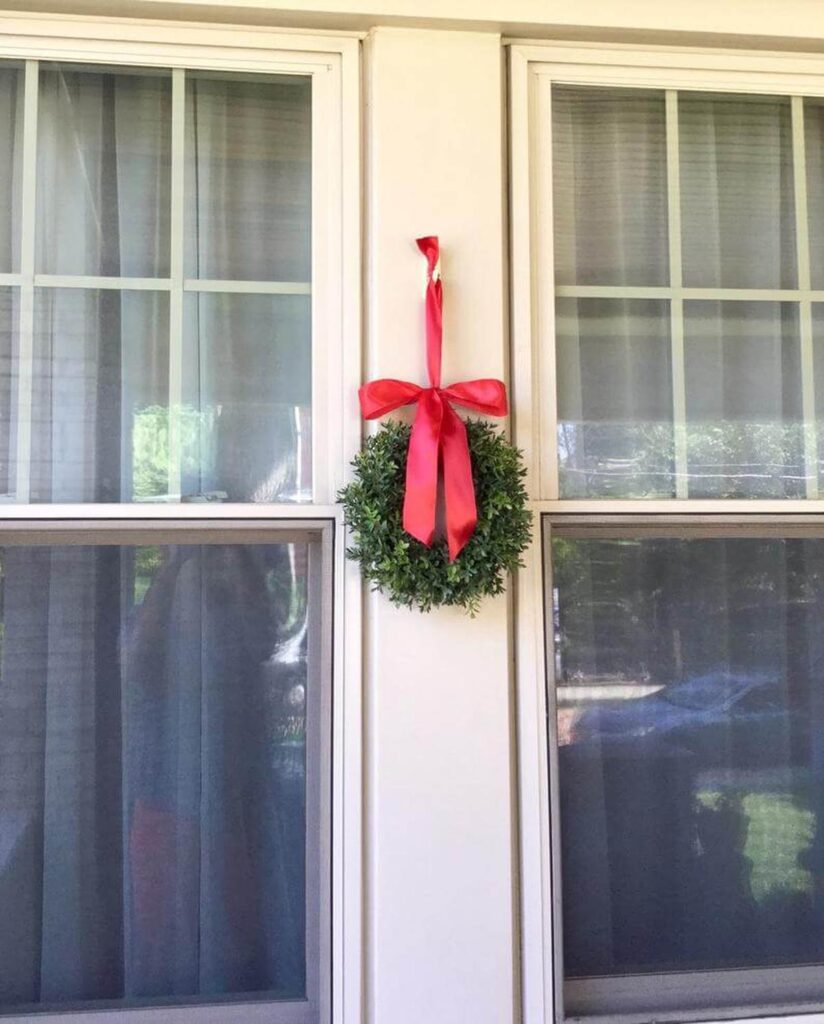 17 Creative Christmas Window Decor for a Festive Look