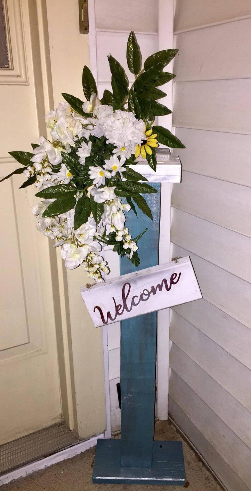 43 Welcoming Front Porch Posts to Delight Your Visitors