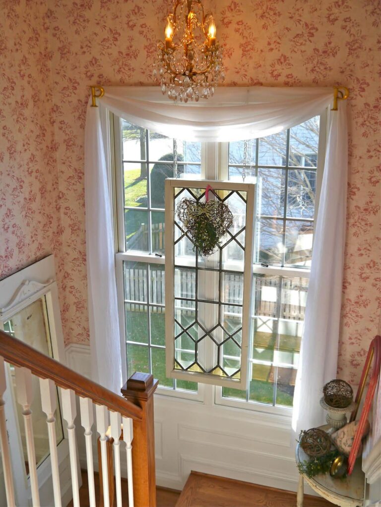 23 DIY Projects Using Old Windows to Cozy Up Your Space