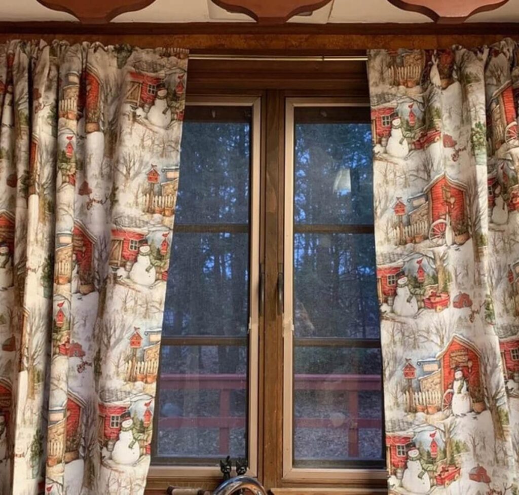 25 Christmas Curtain Designs to Make Your Home Merry and Bright