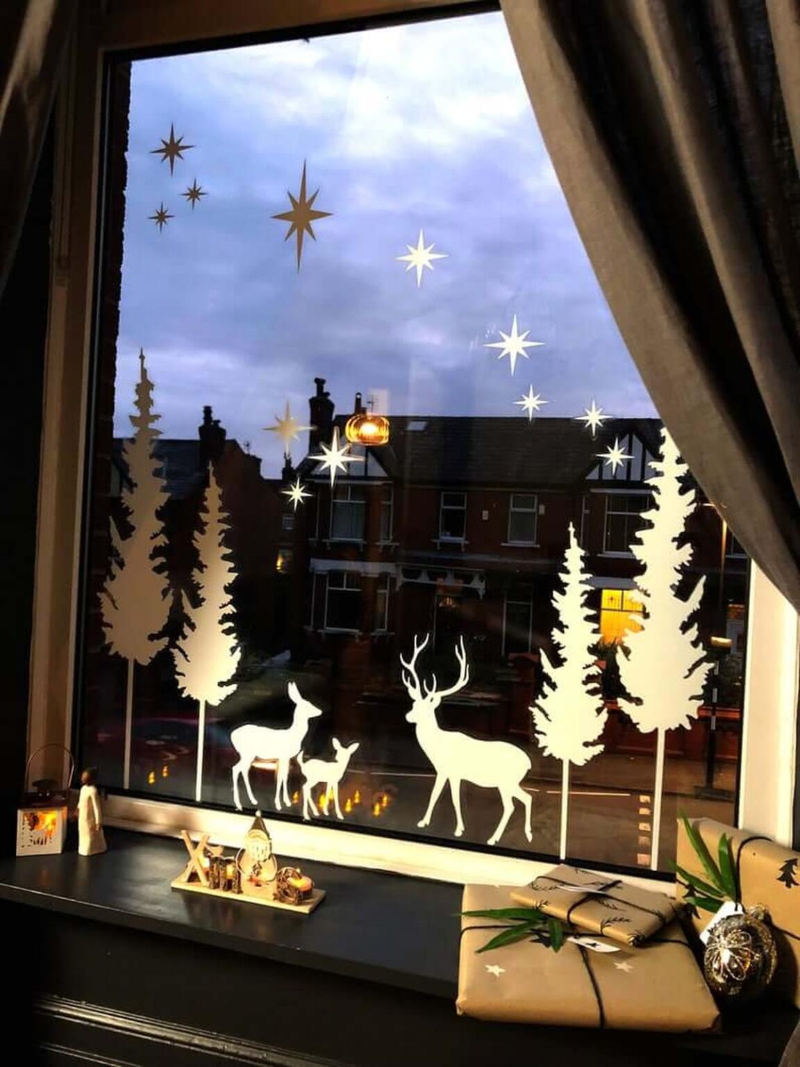 17 Creative Christmas Window Decor for a Festive Look