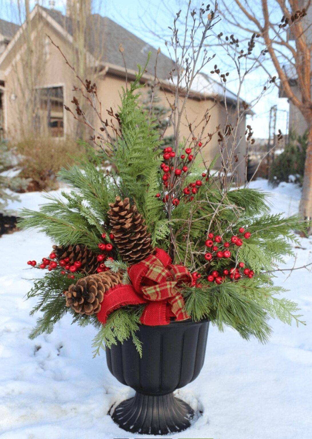 33 Holiday Planter Designs to Brighten Your Front Porch
