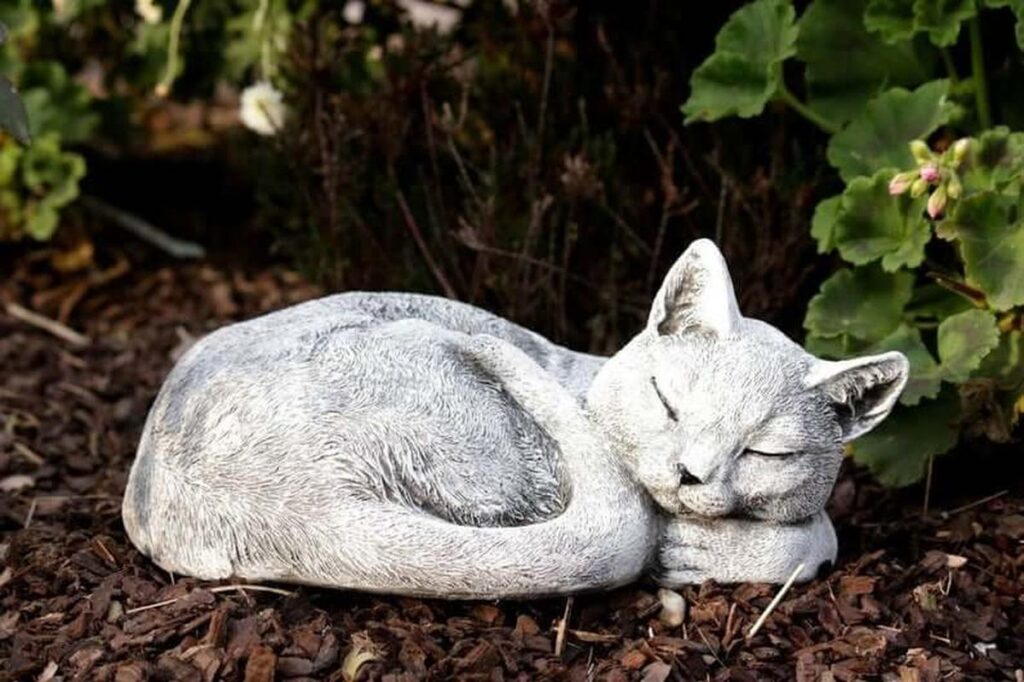 25 Eye-Catching Concrete Garden Sculptures