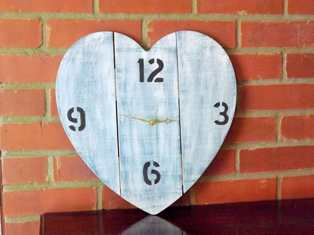 33 Rustic Wood Heart Crafts to DIY and Cherish