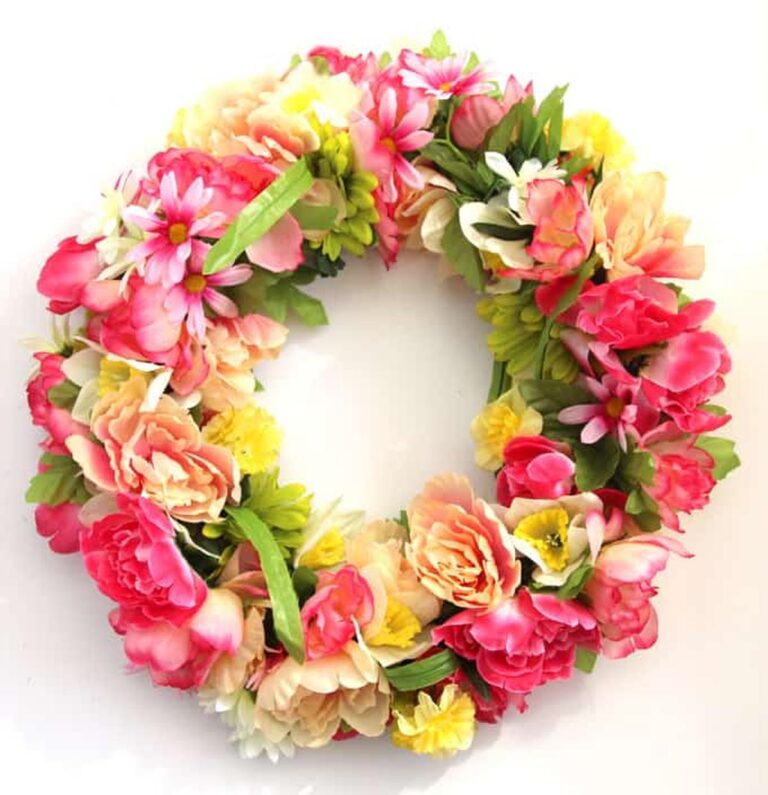 23 DIY Floral Wreath Designs to Welcome the Season