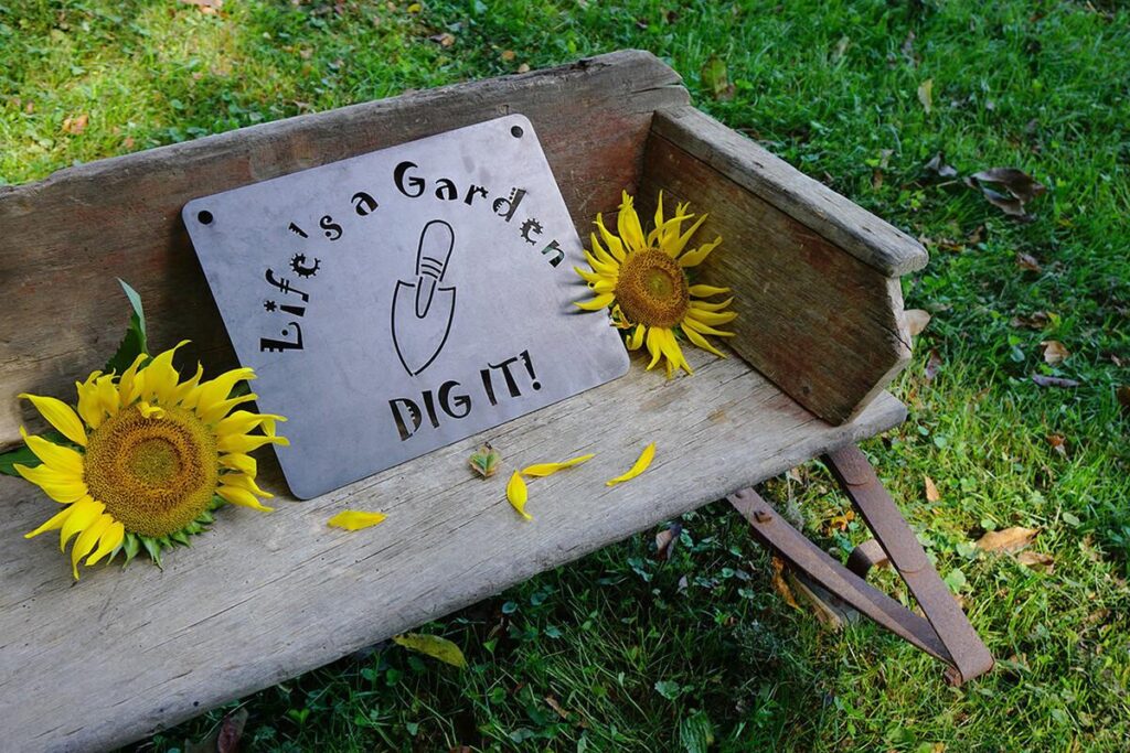 38 Charming Garden Signs to Personalize Your Green Space