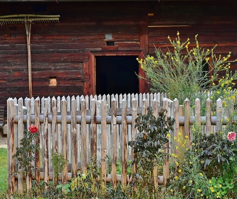 29 Ideally Rustic Fence Ideas That Transform Any Space