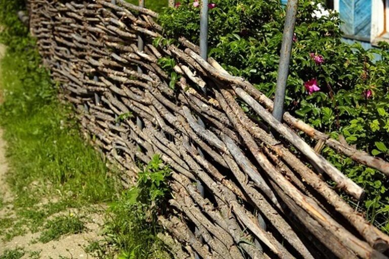 29 Ideally Rustic Fence Ideas That Transform Any Space