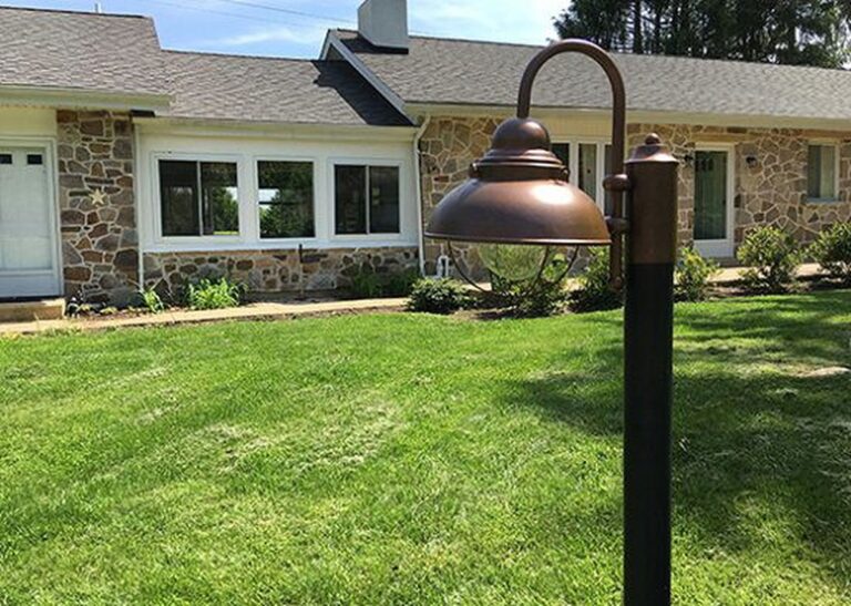 28 Gorgeous DIY Lamp Post Ideas For the Garden That Sparkle