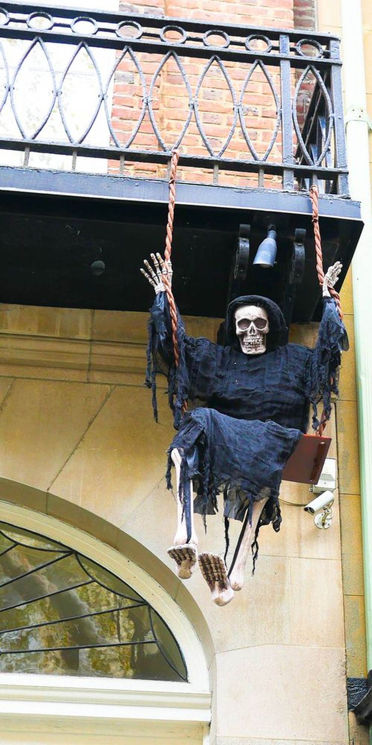 11 Amazing Balcony Halloween Decor Ideas That Wow Neighbors