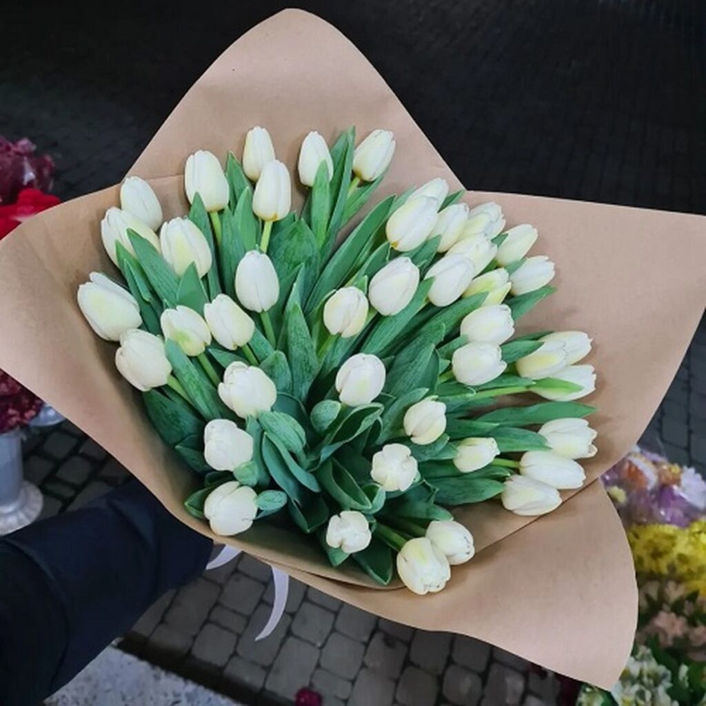 18 Heartfelt Funeral Flowers to Honor a Beloved's Memory