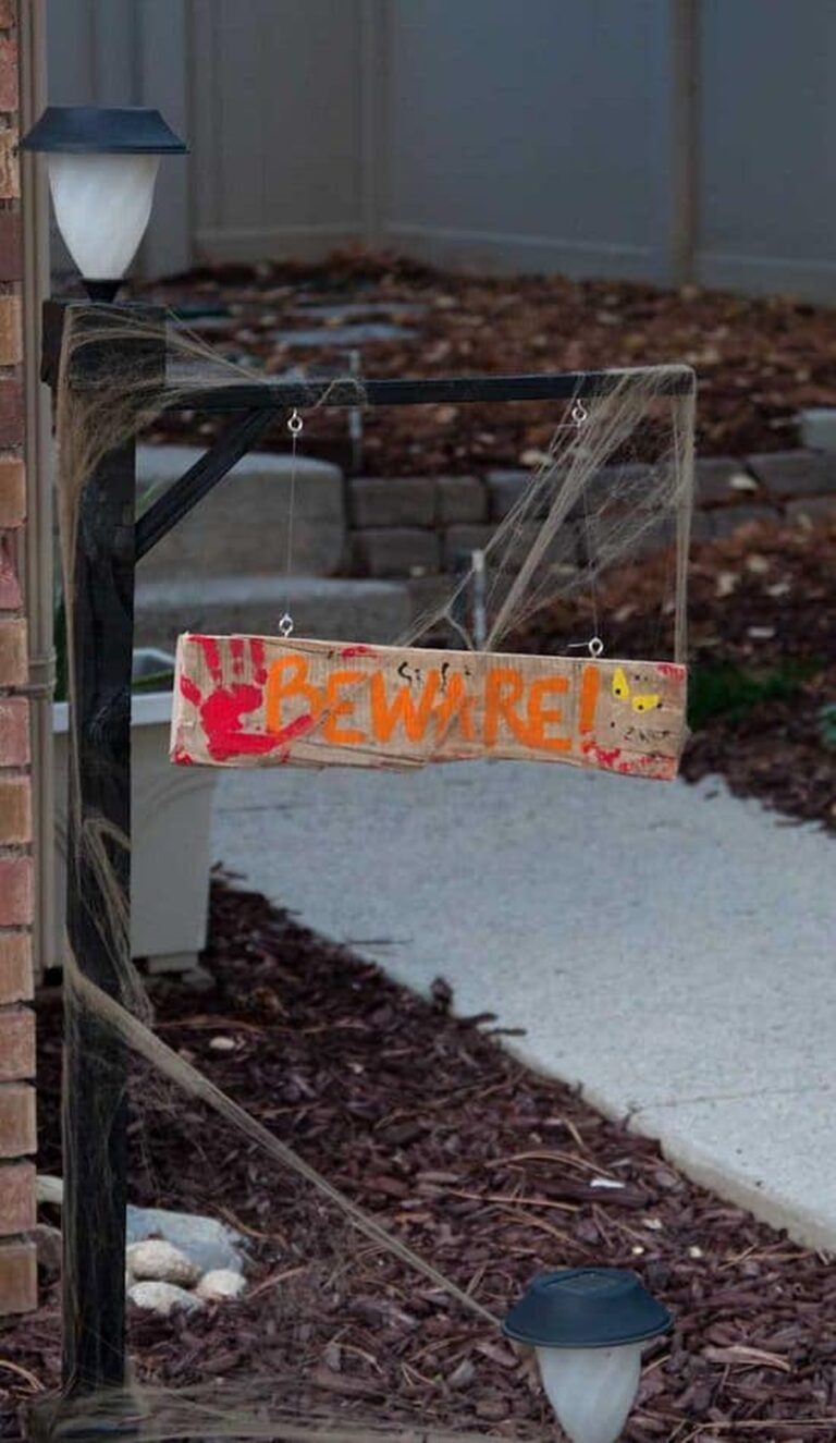 28 Gorgeous DIY Lamp Post Ideas For the Garden That Sparkle