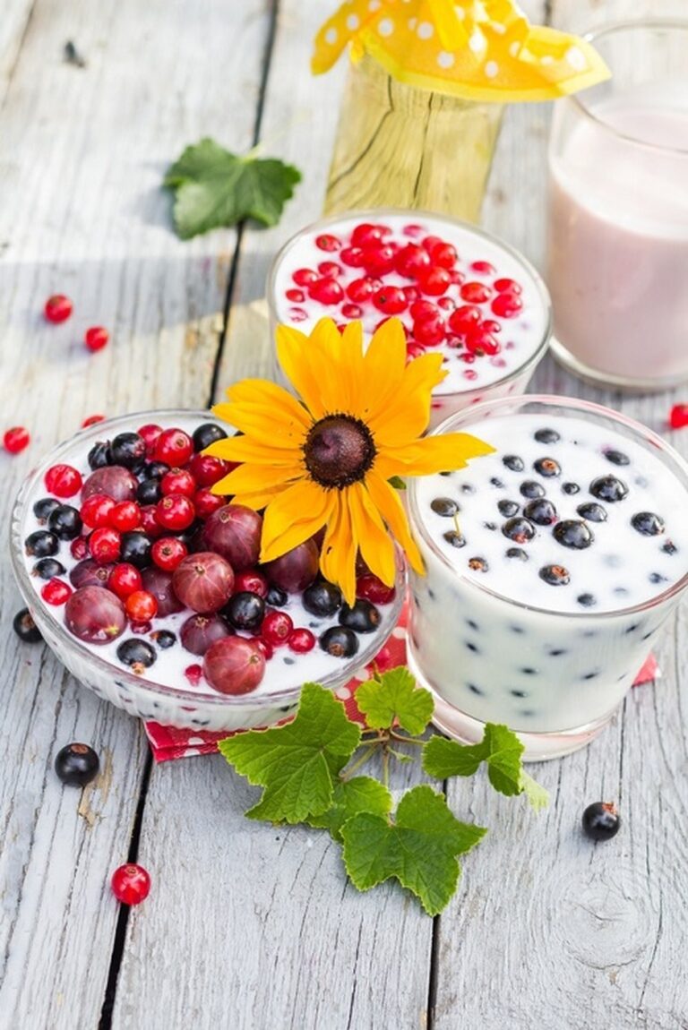 32 Delicious Edible Flowers for Cocktails to Brighten Your Drinks