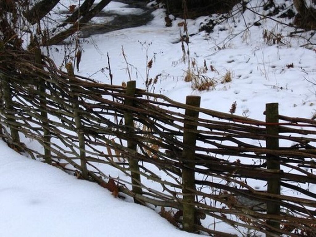 29 Ideally Rustic Fence Ideas That Transform Any Space
