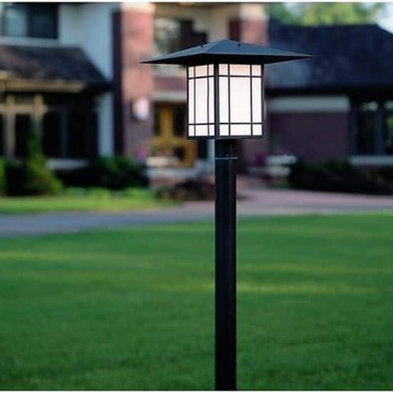 28 Gorgeous DIY Lamp Post Ideas For the Garden That Sparkle