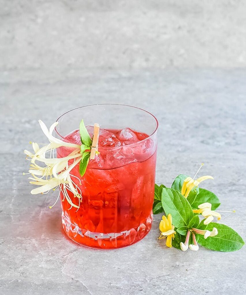 32 Delicious Edible Flowers for Cocktails to Brighten Your Drinks