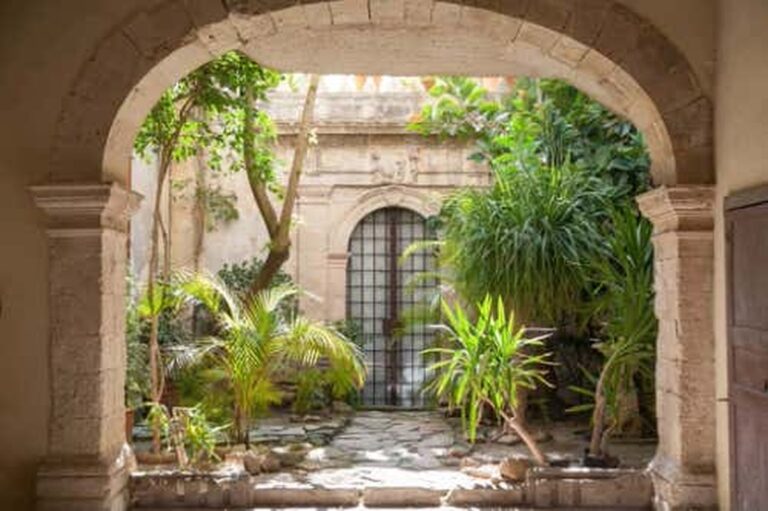 30 Breathtaking Courtyard Garden Pictures to Inspire