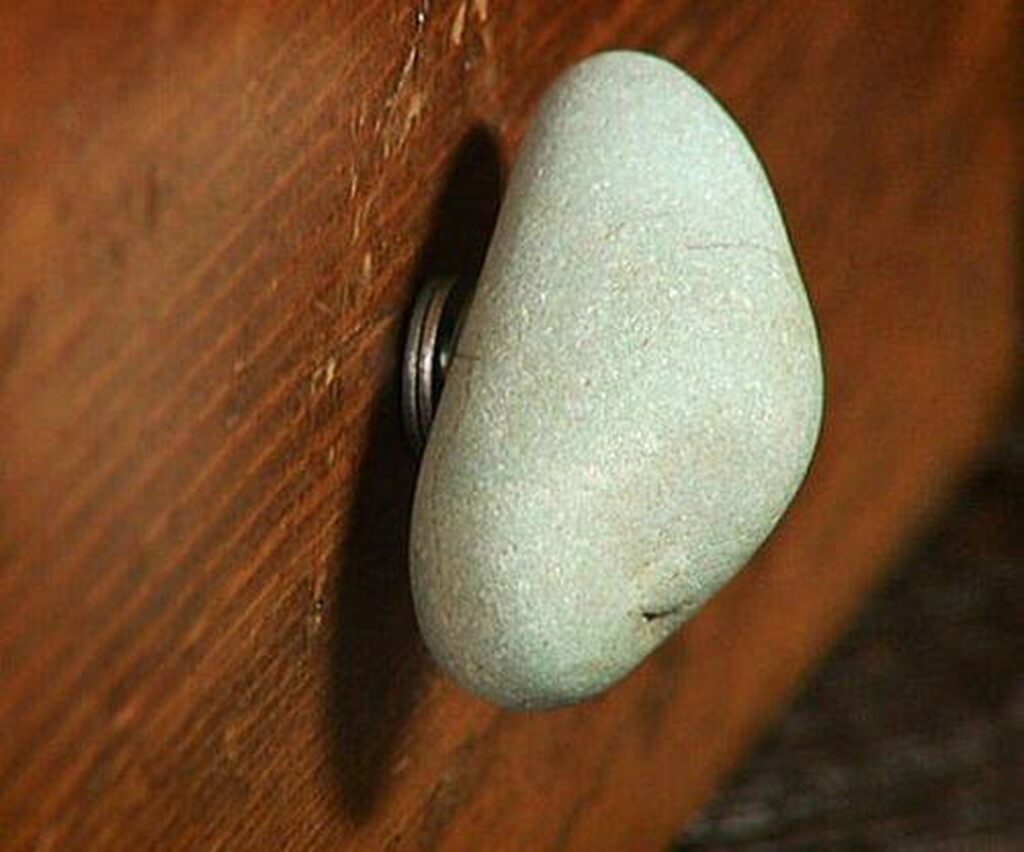 15 Charming DIY Rock and Stone Crafts for Homes Anyone Can Make