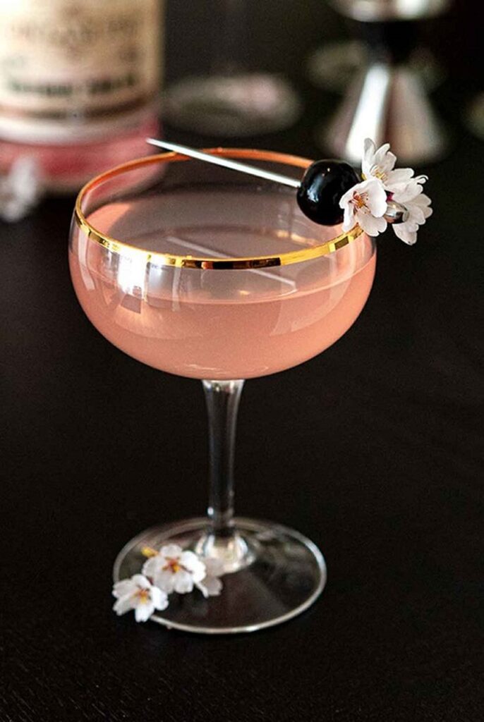 32 Delicious Edible Flowers for Cocktails to Brighten Your Drinks