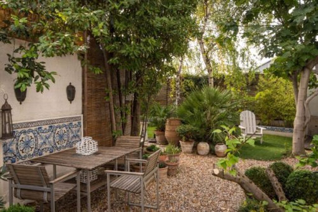 30 Breathtaking Courtyard Garden Pictures to Inspire