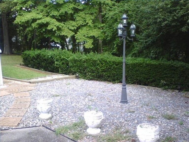 28 Gorgeous DIY Lamp Post Ideas For the Garden That Sparkle