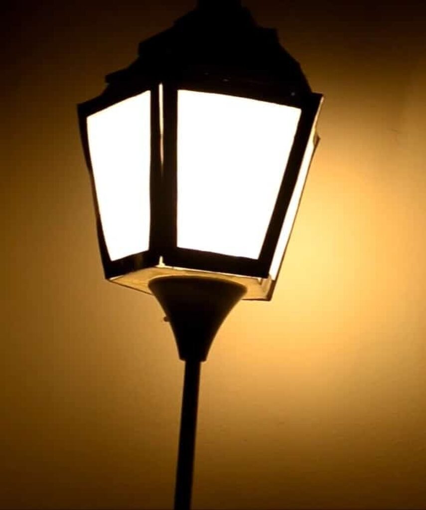 28 Gorgeous DIY Lamp Post Ideas For the Garden That Sparkle