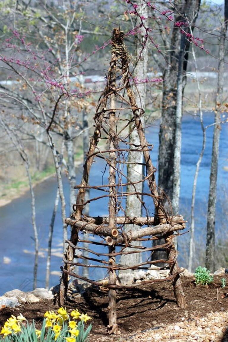 20 Charming DIY Garden Ladders and Trellises Using Tree Branches