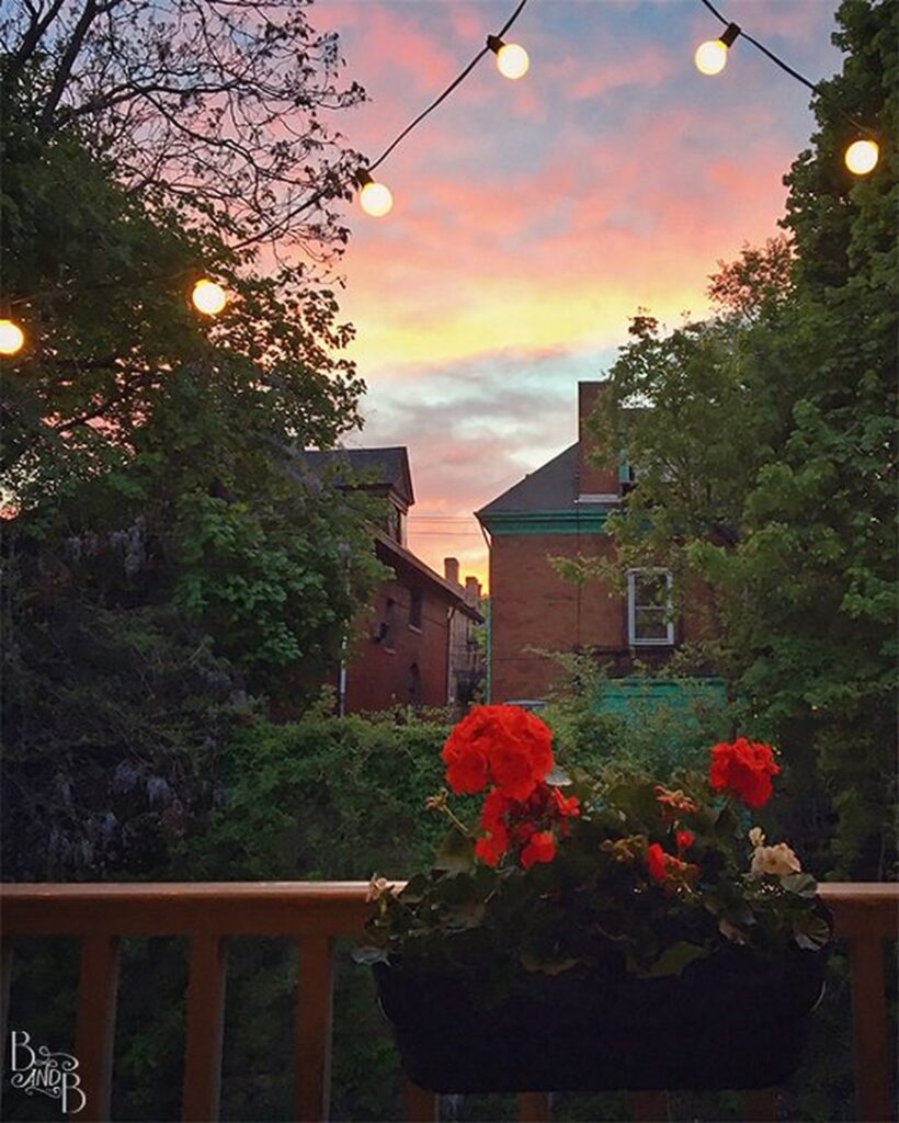 26 Clever DIY Railing Planter Ideas For Tiny Balcony Gardens