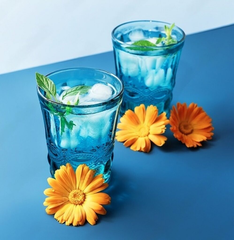32 Delicious Edible Flowers for Cocktails to Brighten Your Drinks